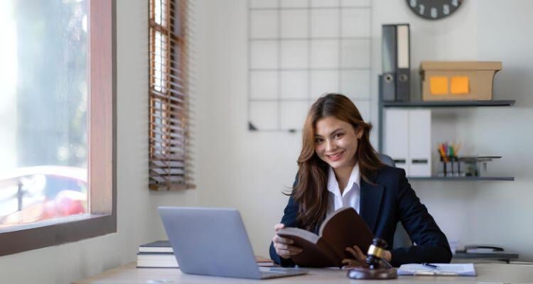 Licenciatura de Derecho En Línea: Flexible y Acreditada