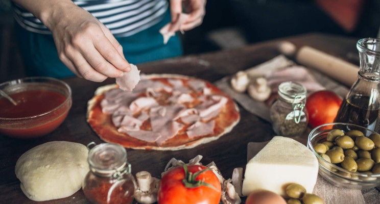 Cómo hacer pizza casera en 4 pasos